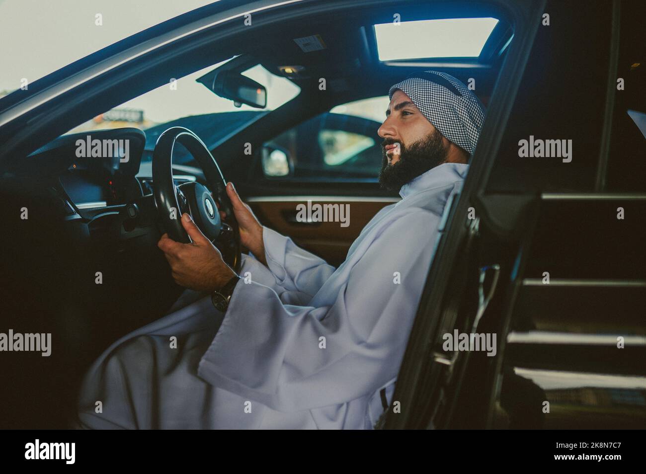 Saudi man hi-res stock photography and images - Alamy