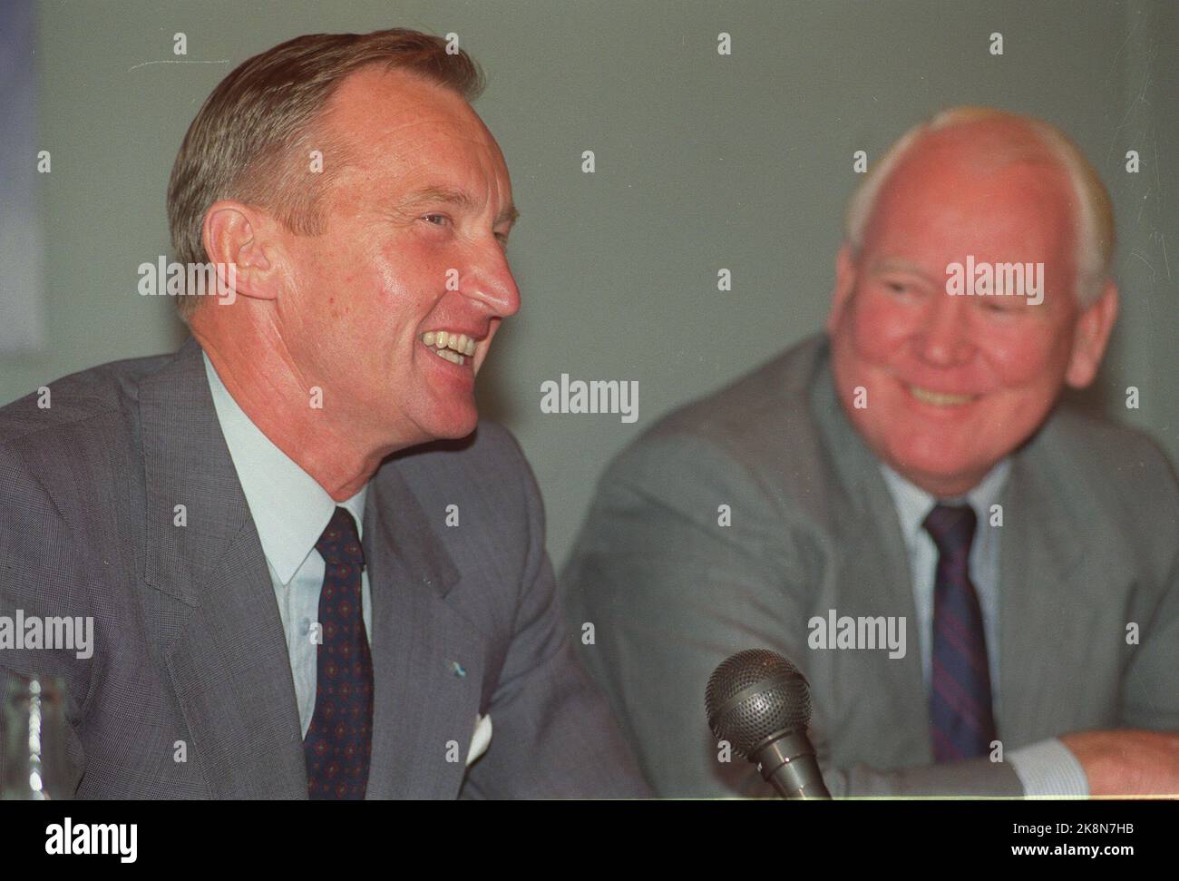 Oslo 19900921 President of NHO Ragnar Halvorsen (t.h.) presents the new ...