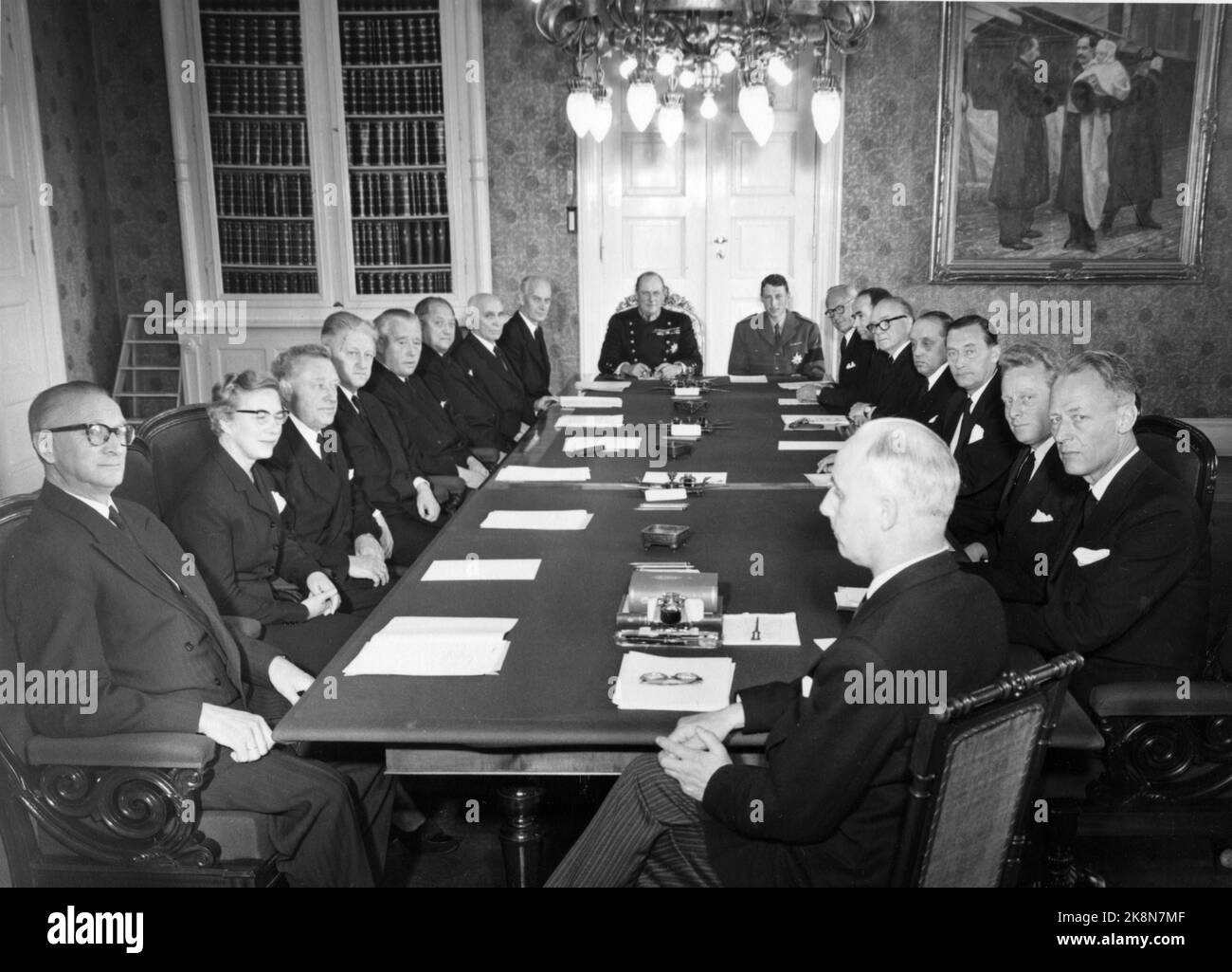 Oslo 19570927. Første statsråd på Slottet med kong Olav og kronprins ...