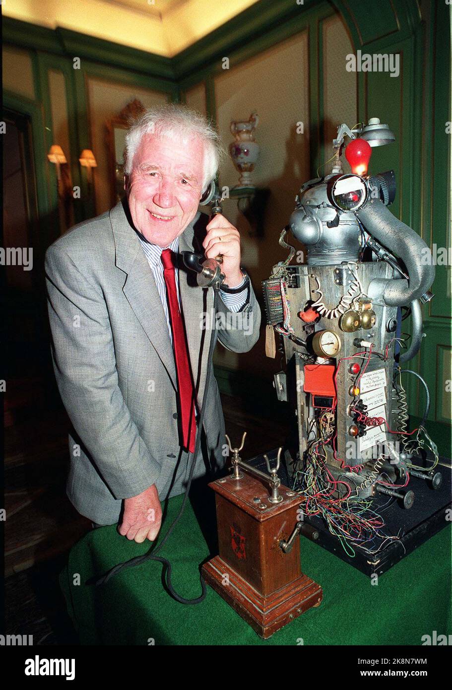 Kjell Aukrust with Reodor Felgen's prototype on a talking computer. The ...