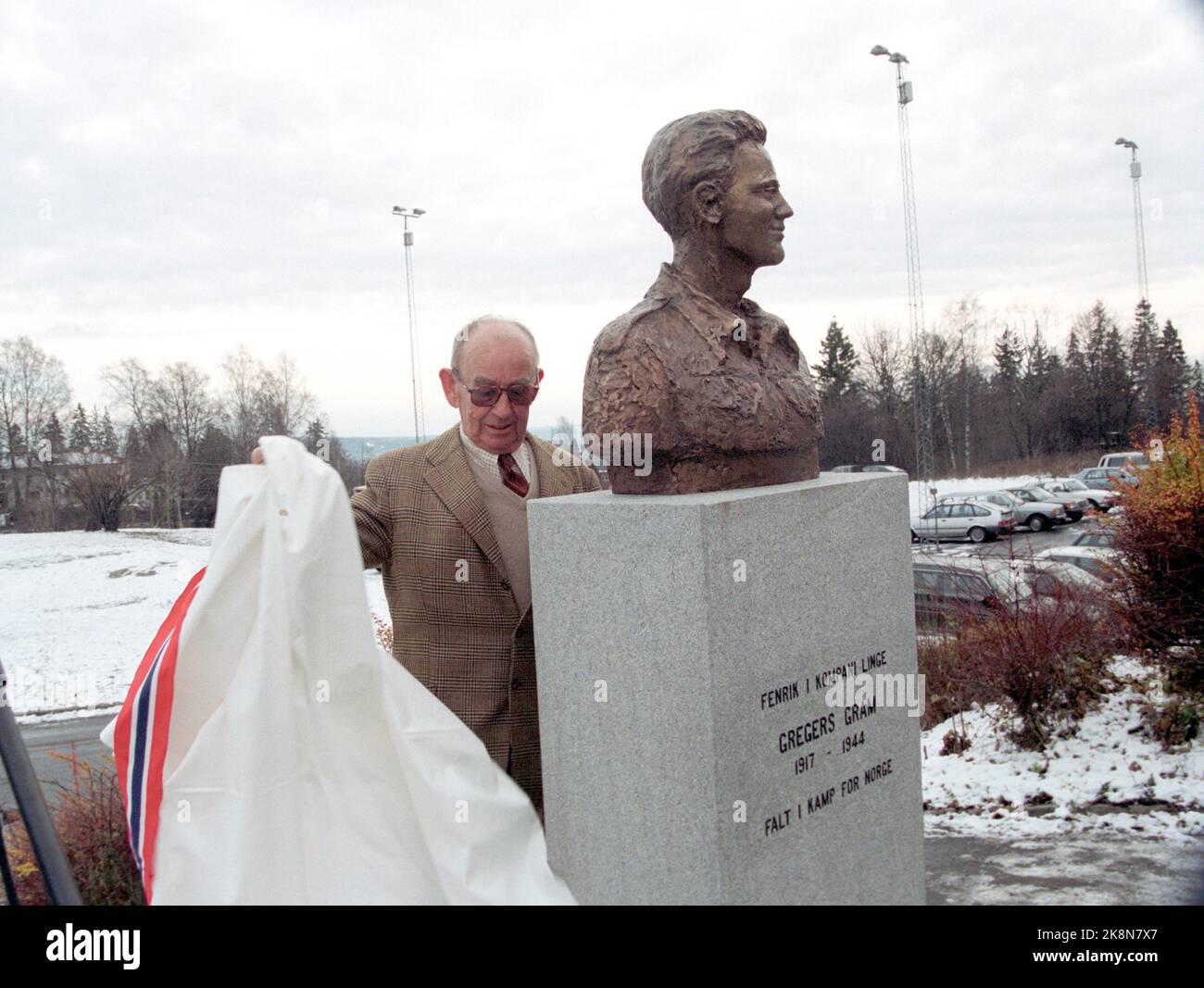 Oslo 19941113: The opponent Max Manus unveils the bust of the opponent ...
