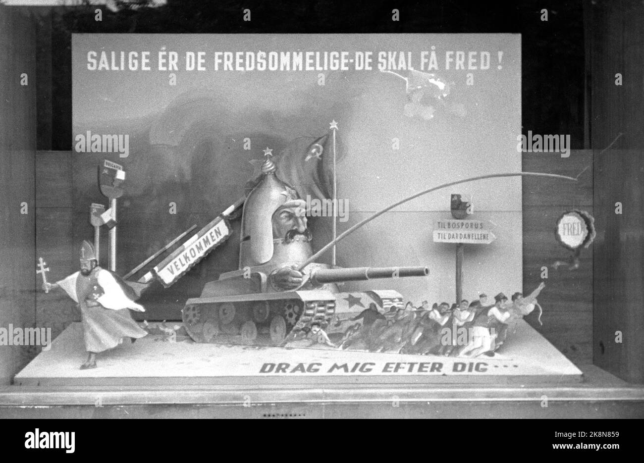 WW2 Oslo 19440925 German Statsban's information office. Window ...