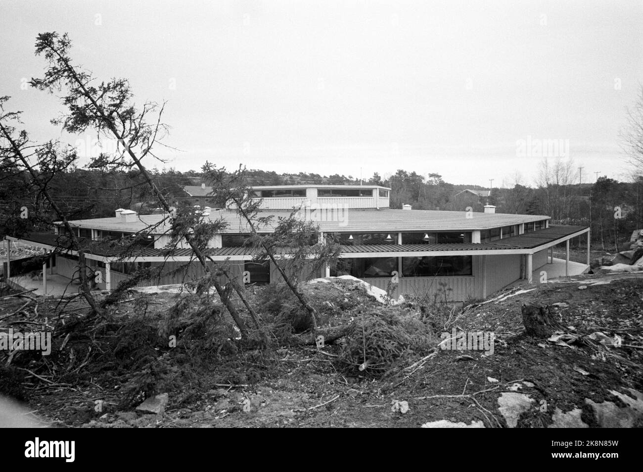 Hvaler 19691206 The Eight Edge of Hvaler The school was designed by Ole ...