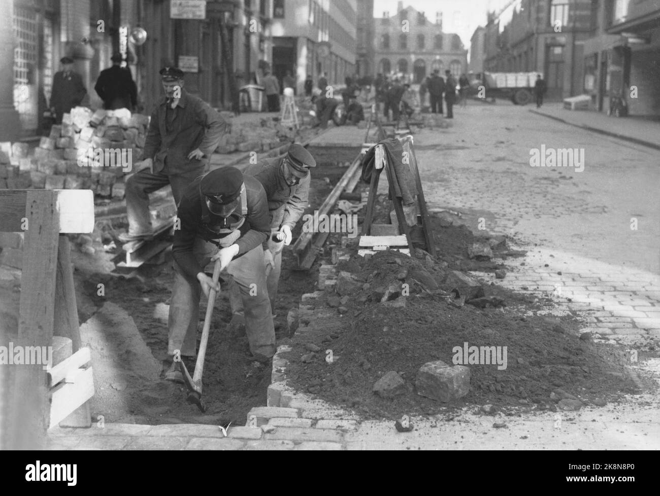 Oslo 1946. Graving in Tollbugata. The workers dig up cobblestones with ...