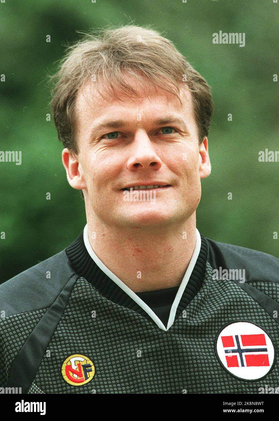 Footballer frode grodas portrait 1998 03 23 fl 40833 02 photo hi-res ...