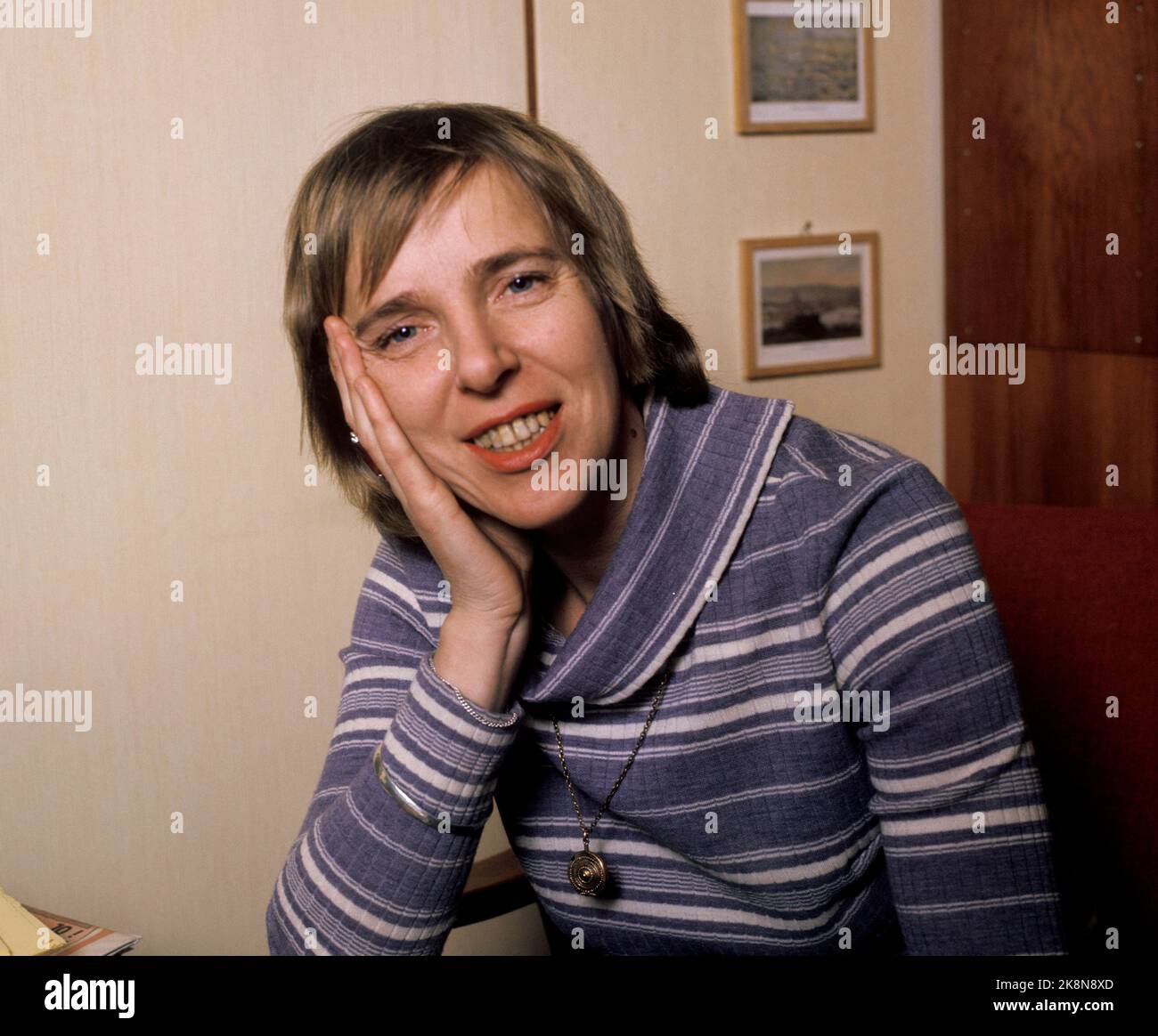 Journalist bitten modal photo hi-res stock photography and images - Alamy