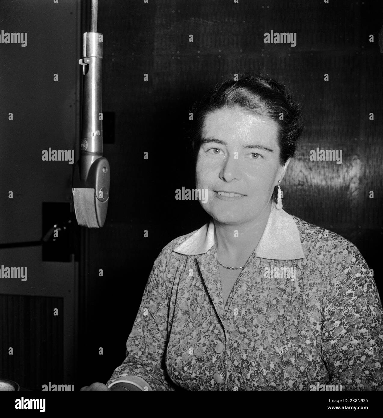 Ntb ntb alone portrait radio programs Black and White Stock Photos ...