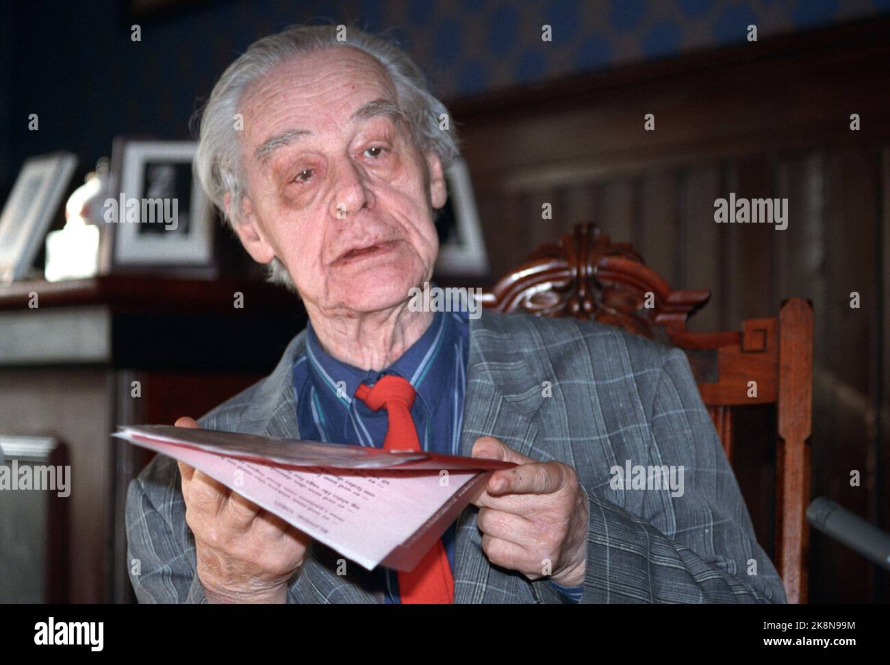 Oslo February 10, 1993. Rolf Jacobsen reads his own poems when the book ...