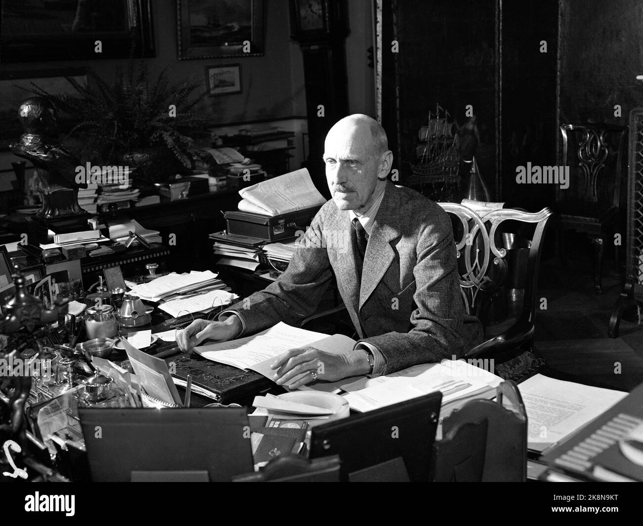 Oslo 19510526: King Haakon VII photographed at the castle at his desk ...
