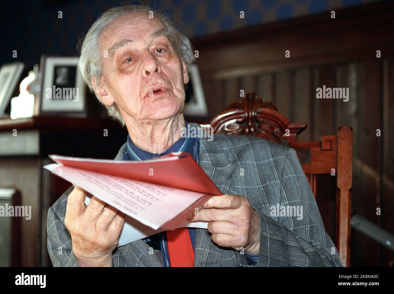 Oslo February 10, 1993. Rolf Jacobsen reads his own poems when the book ...