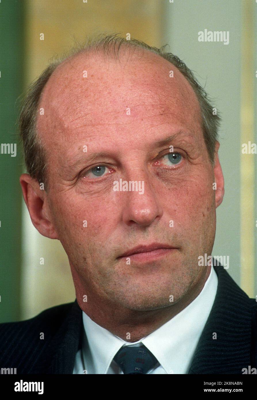 Oslo 19901205: Crown Prince Harald photographed at his Audi office at ...