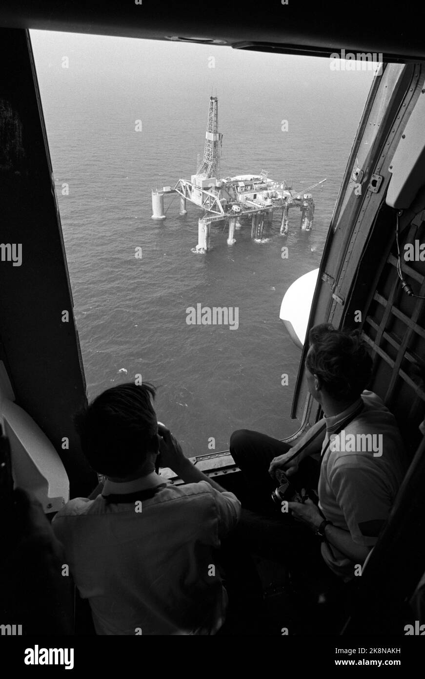 Ocean drilling Black and White Stock Photos & Images - Alamy