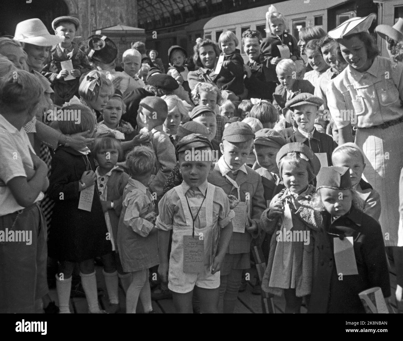 Ww2 children Black and White Stock Photos & Images - Alamy