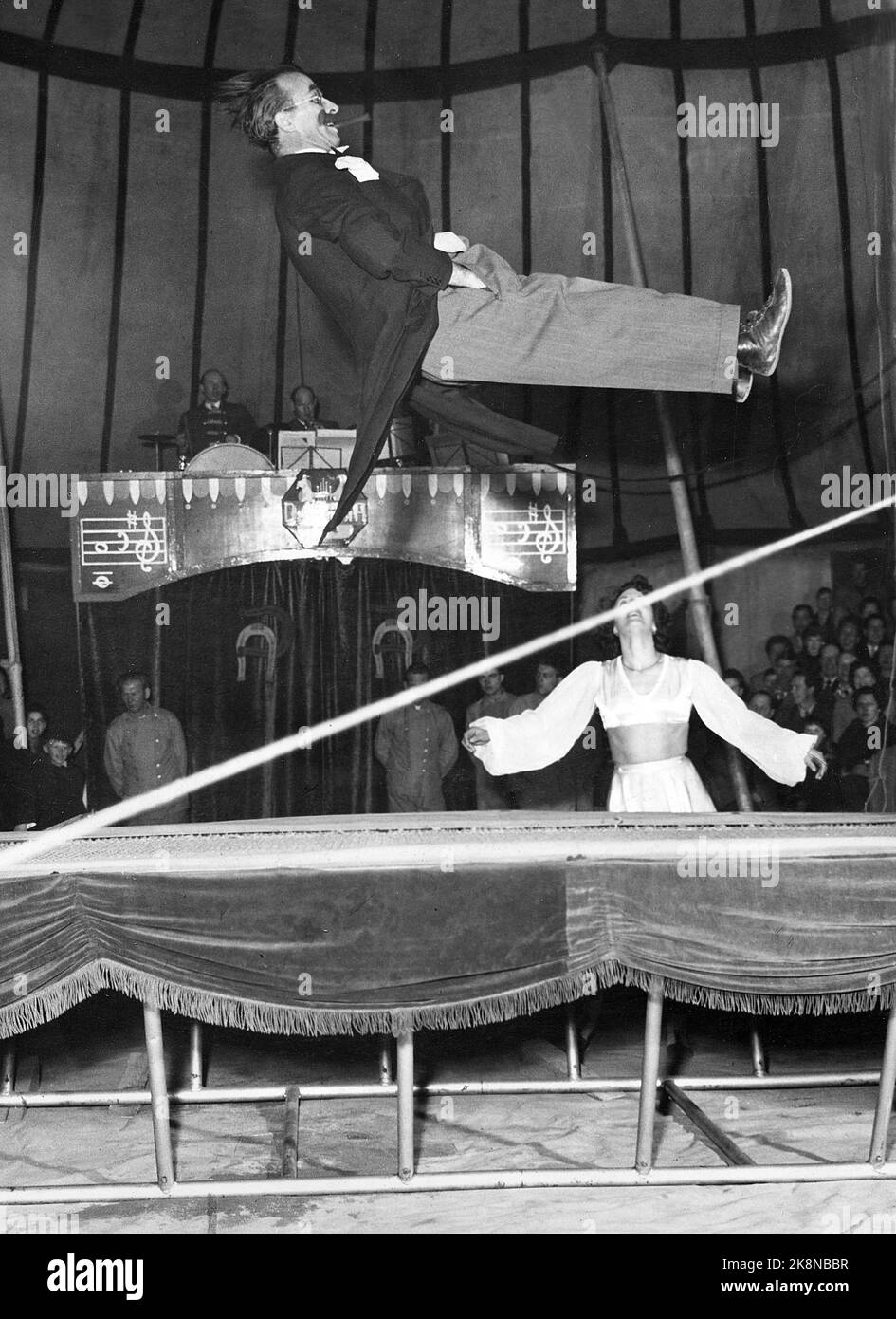 Aage storlokken current ntb circus acrobats hi-res stock photography ...