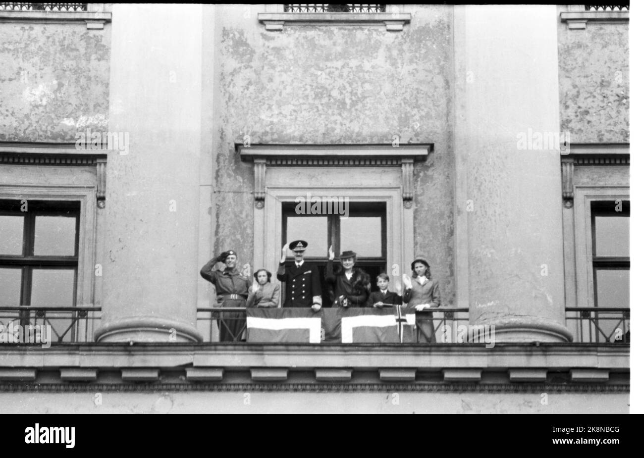 Oslo 19450607: Peace Days 1945. A cheering crowd welcomed the royal ...