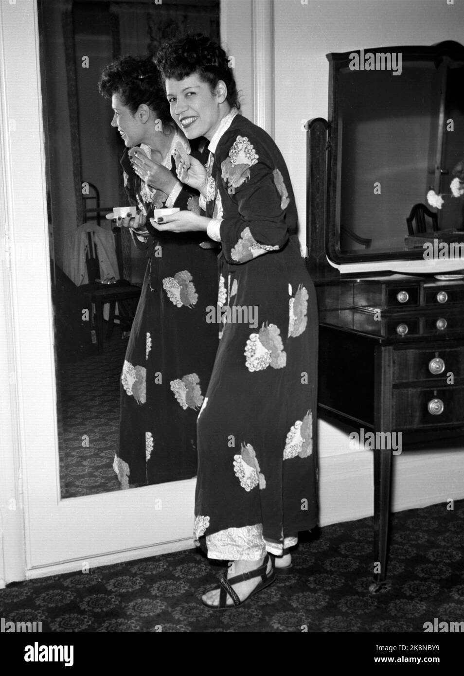 Oslo 19460919 American singer Anne Brown in her wardrobe before a ...