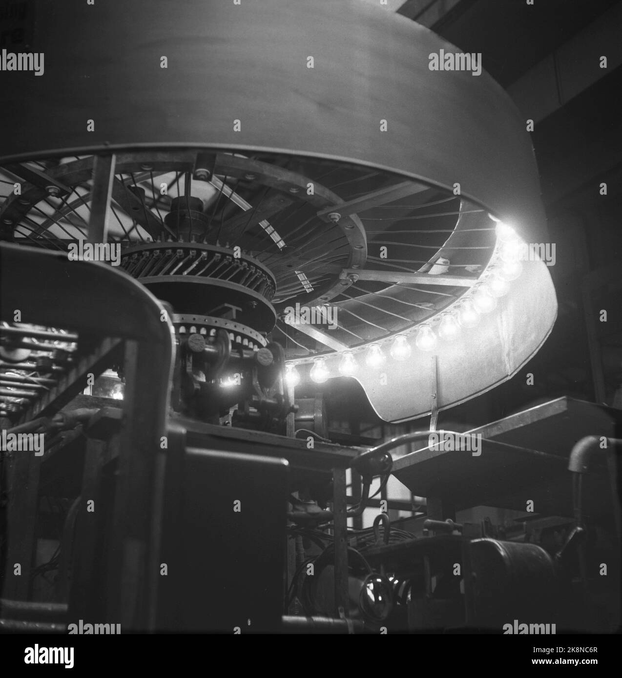 Oslo 19460126. Light bulb production at the Cooperative National ...
