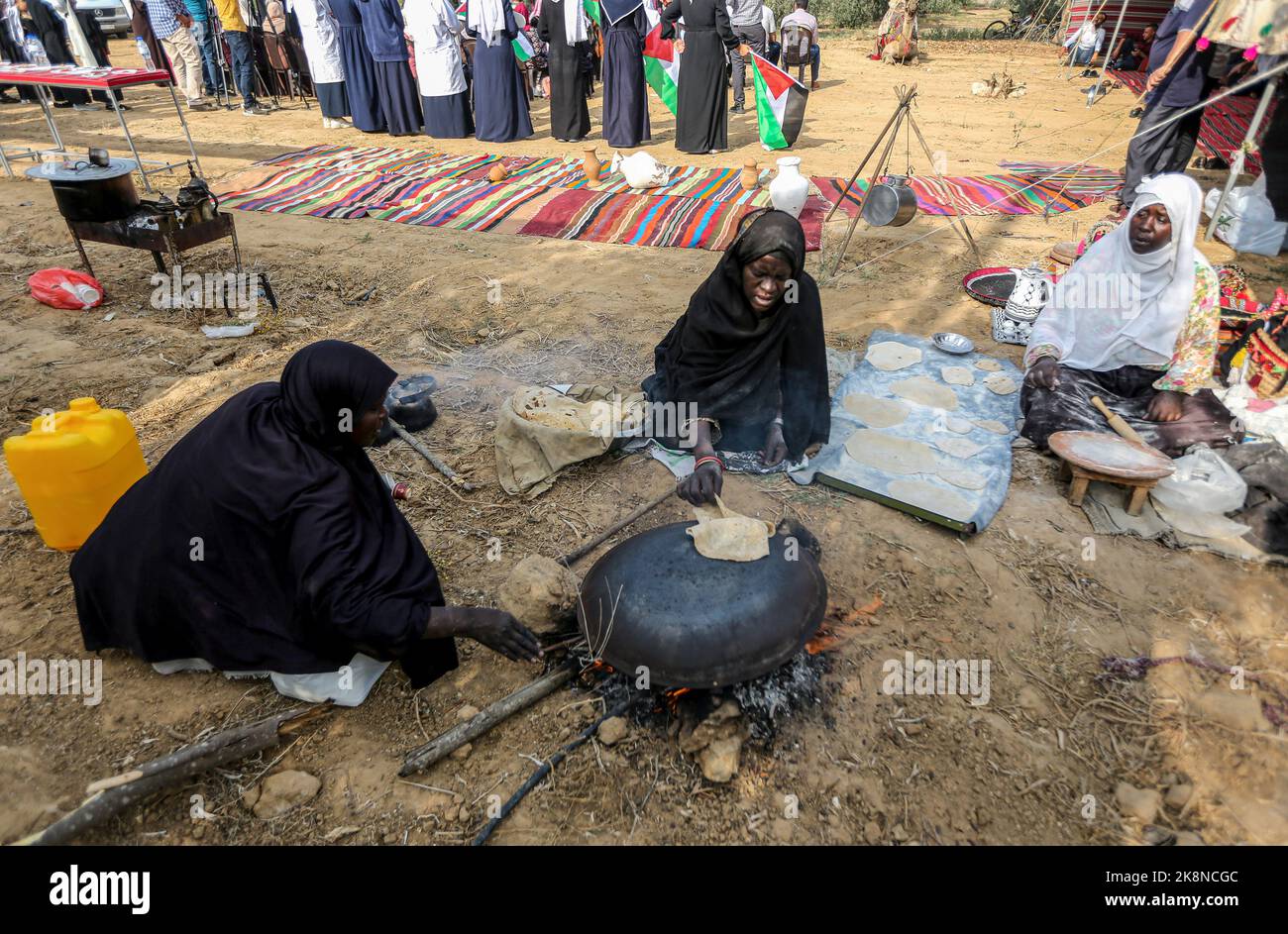 Palestinian women harvesting hi-res stock photography and images - Alamy