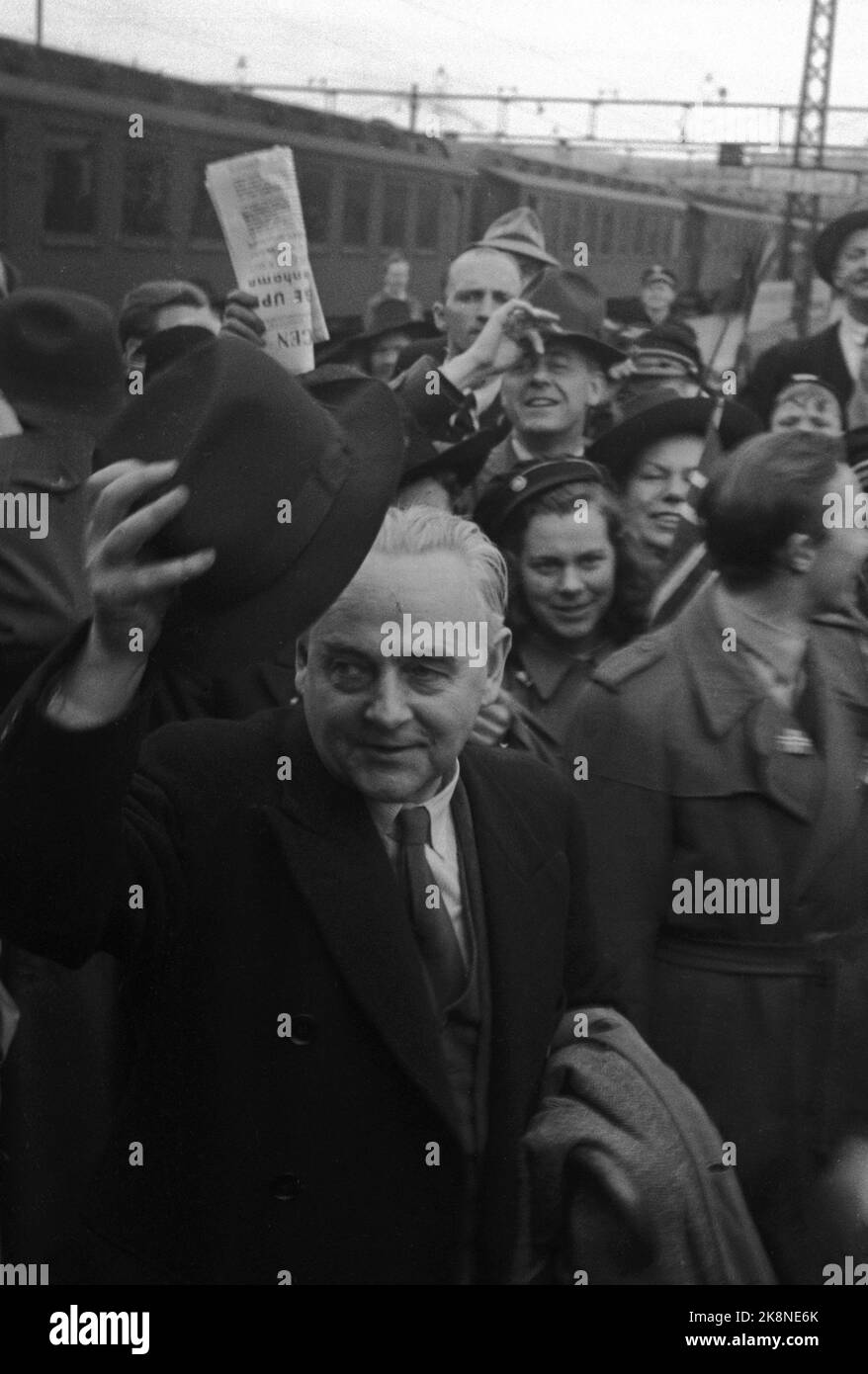 Lifts the hat photo hi-res stock photography and images - Alamy