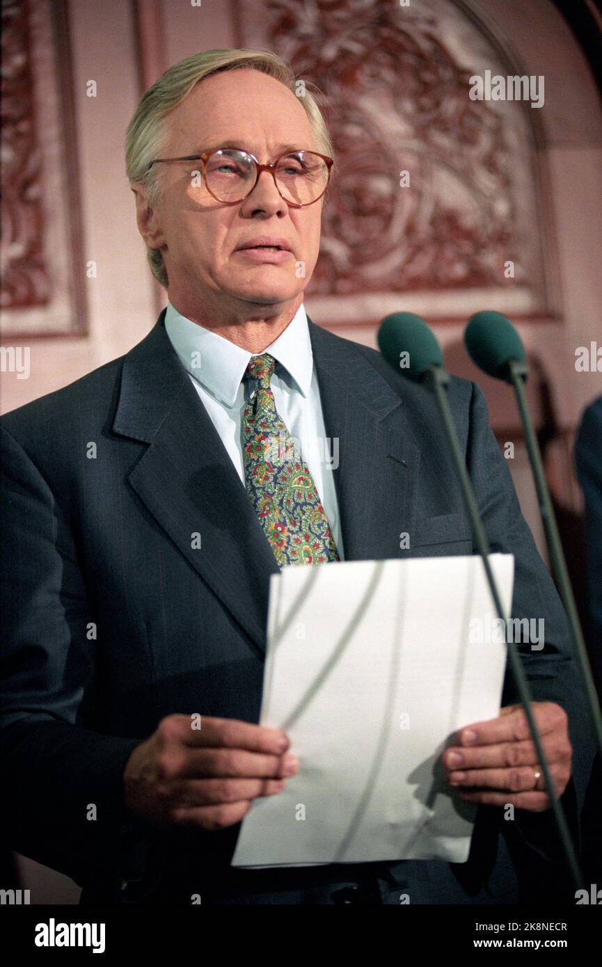 Oslo 19941014 the chairman of the nobel committee hi-res stock ...