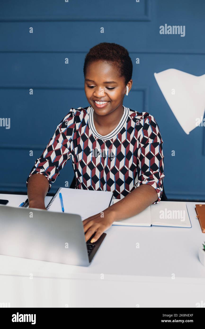 South african office worker hi-res stock photography and images - Alamy