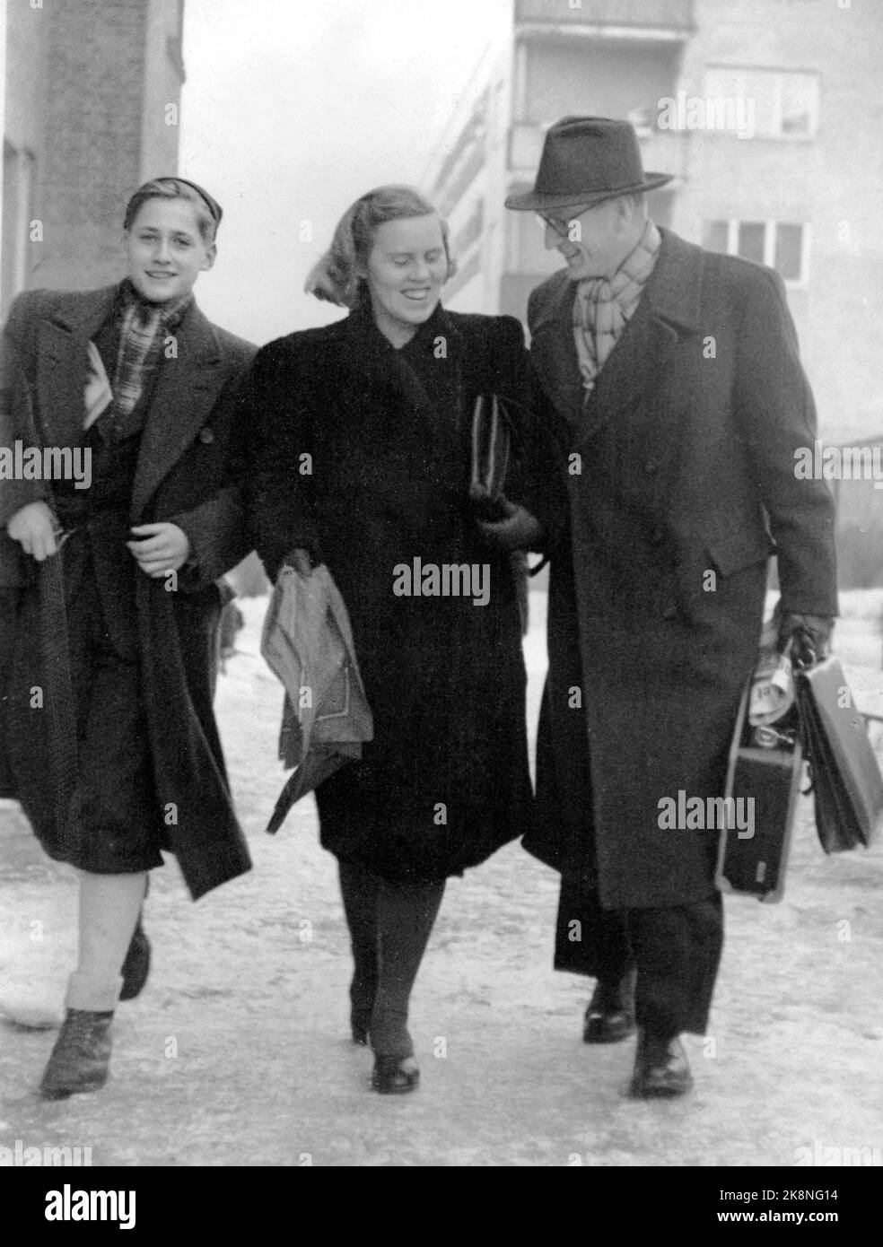 Leif ornelund current ntb happiness full figure families hi-res stock ...