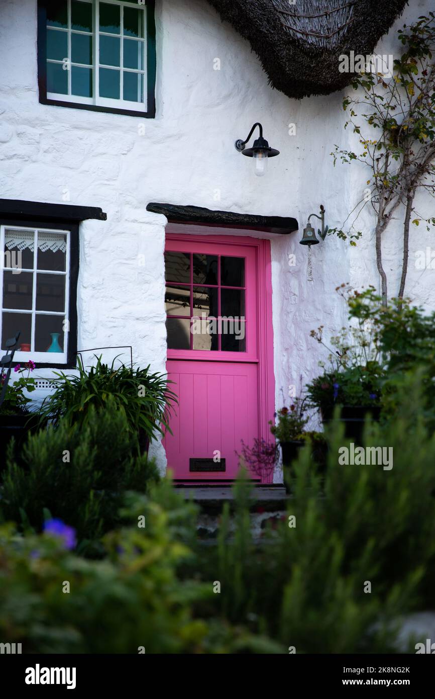 Cute thatched cottage hi-res stock photography and images - Alamy