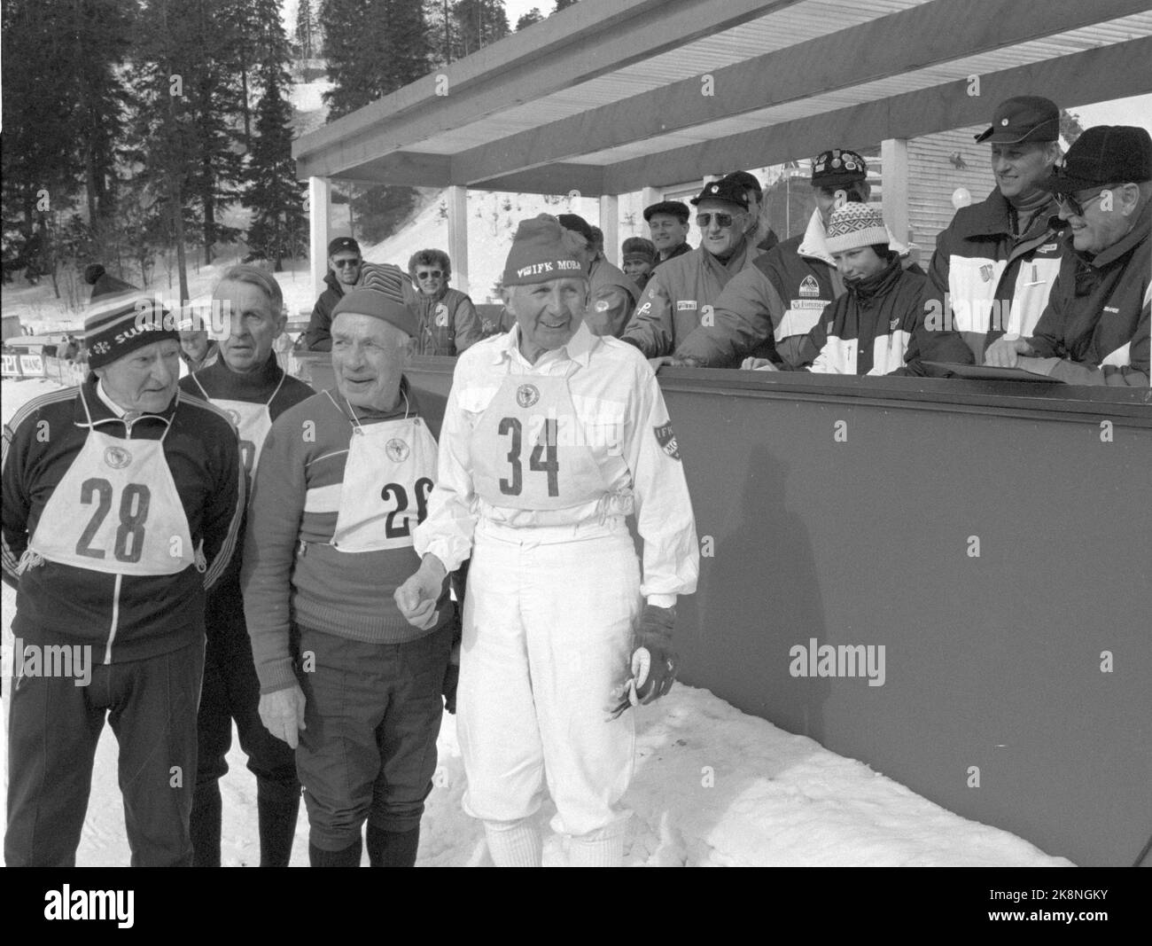 Oslo 19880320. Holmenkollen skifestival. Kongetribunen får celebert ...