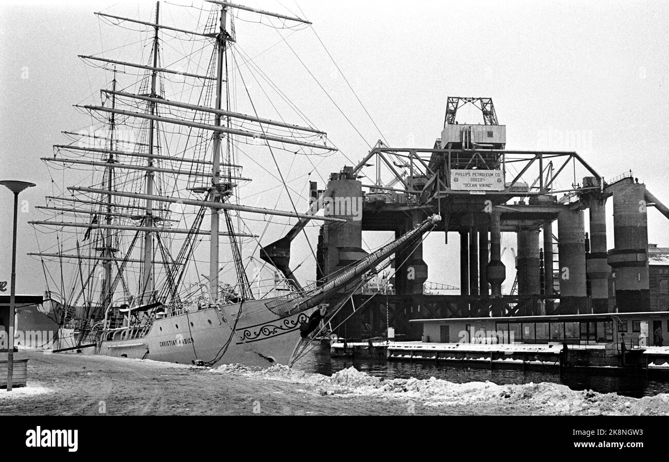 Oslo 19670117 Old and new meet at the ports of Oslo, as the drilling ...