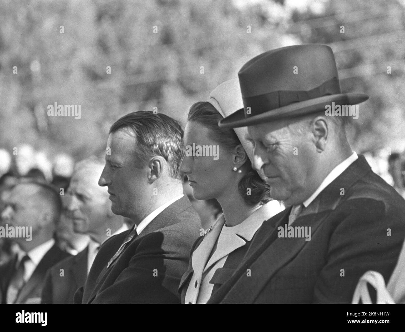 Asker 19690829. King Olav makes the solemn unveiling of the monument to ... Asker 19690829. King Olav makes the solemn unveiling of the monument to ...