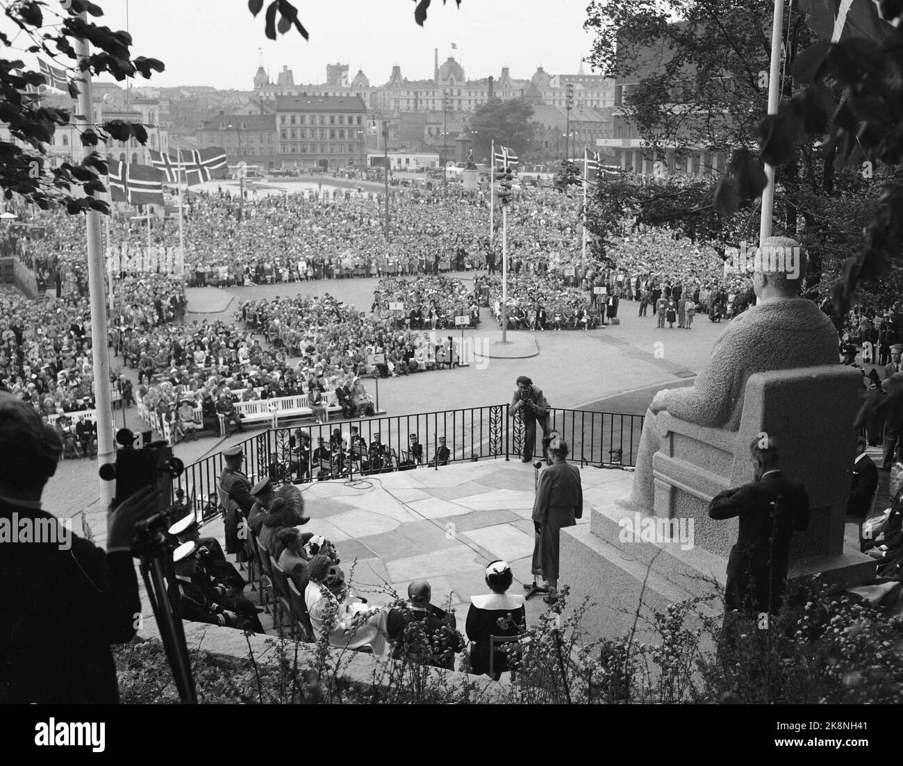 Ntb ntb spectators overview sculptures flag hi-res stock photography ...