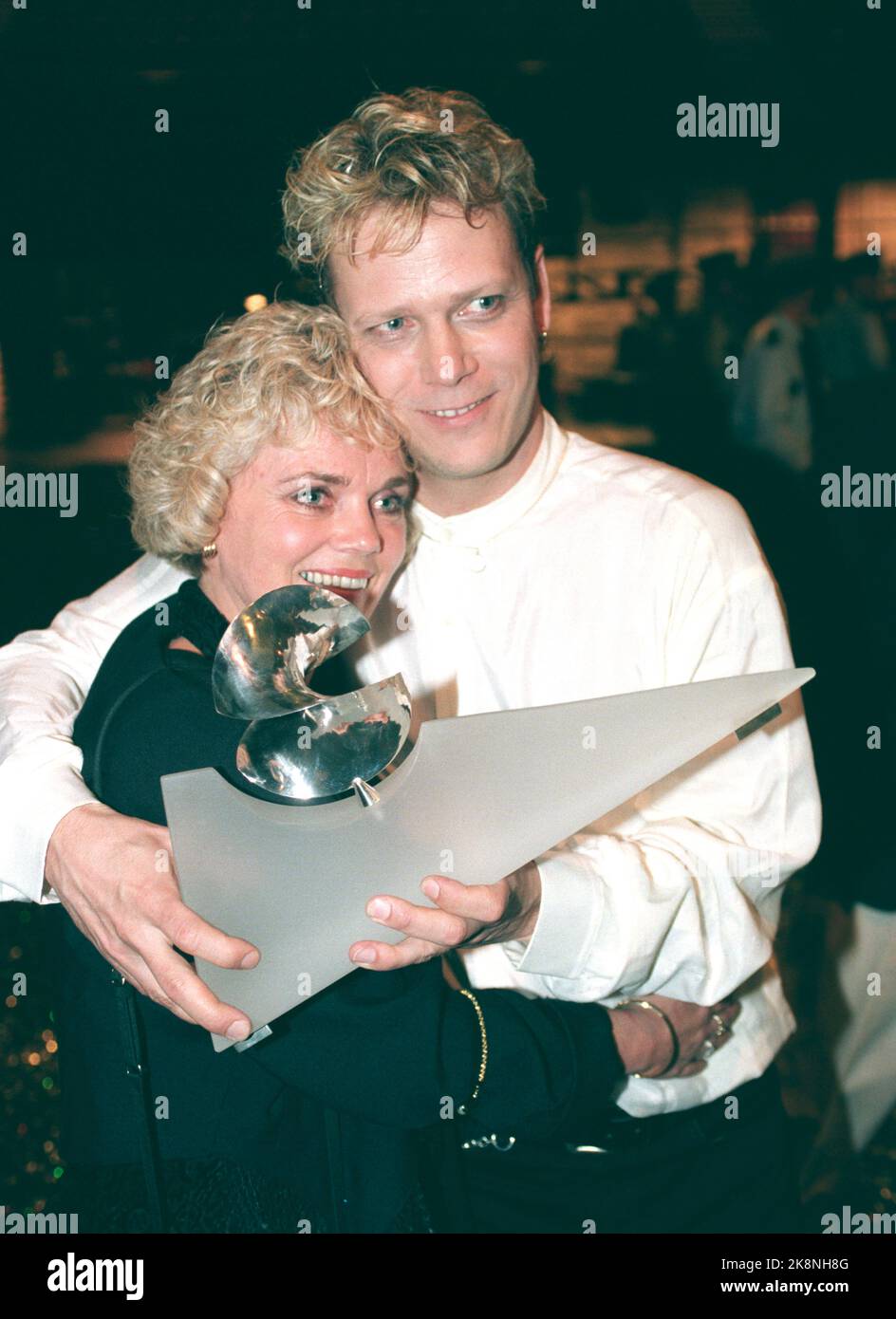 Per r lochen ntb ntb embraces happiness music competition families hi ...