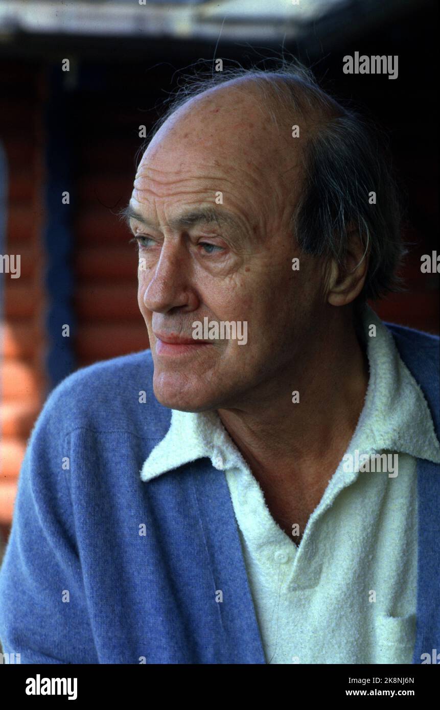Roald dahl portrait hi-res stock photography and images - Alamy