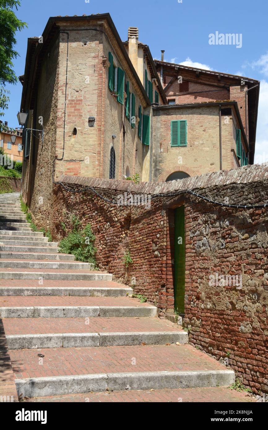 ancient Tuscan brick house typical of the Sienese area Stock Photo - Alamy