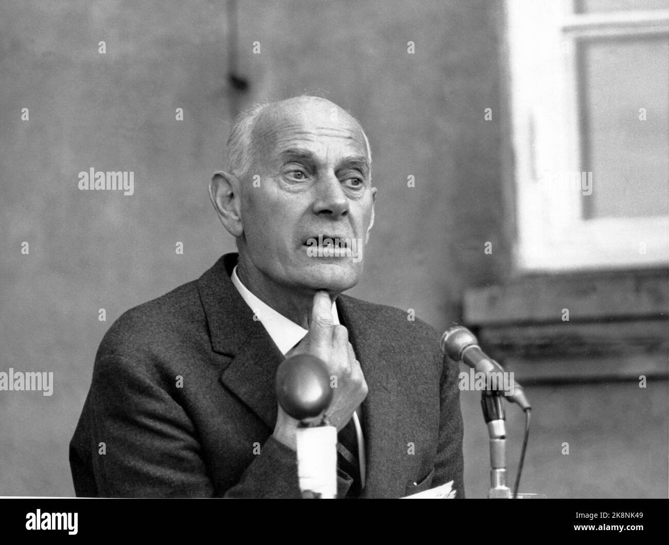 Hamar 196309 Former Prime Minister Einar Gerhardsen at the election ...