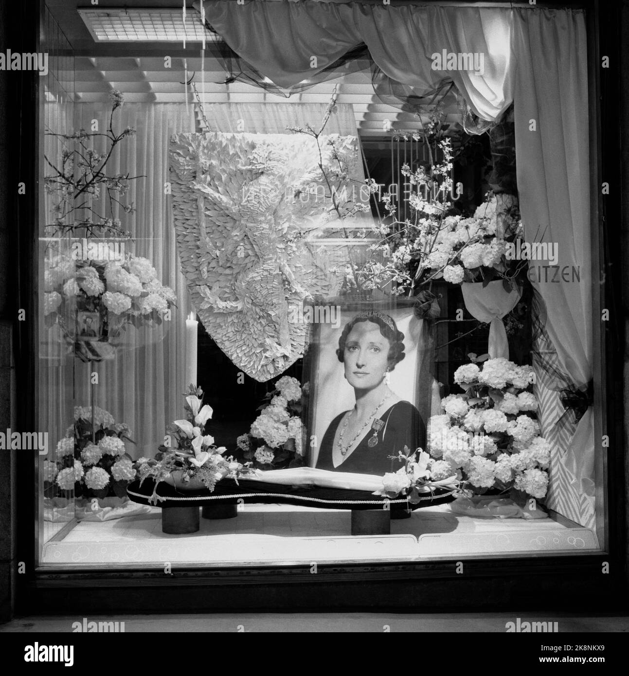 Oslo 195407 Crown Princess Märtha's death. Exhibition window with ...