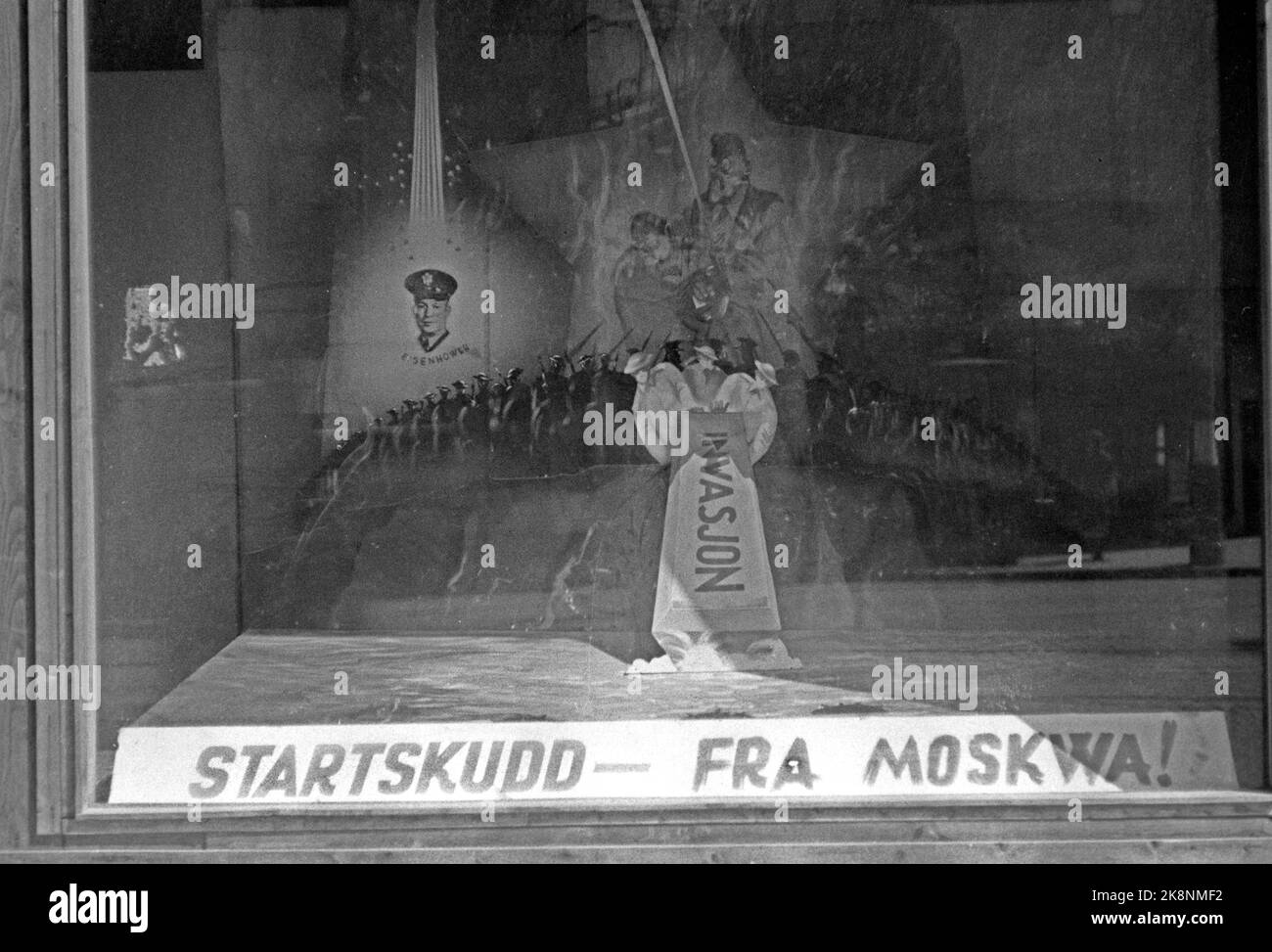 WW2 Oslo 19440804 Window exhibition. "Starting shot - from Moscow ...