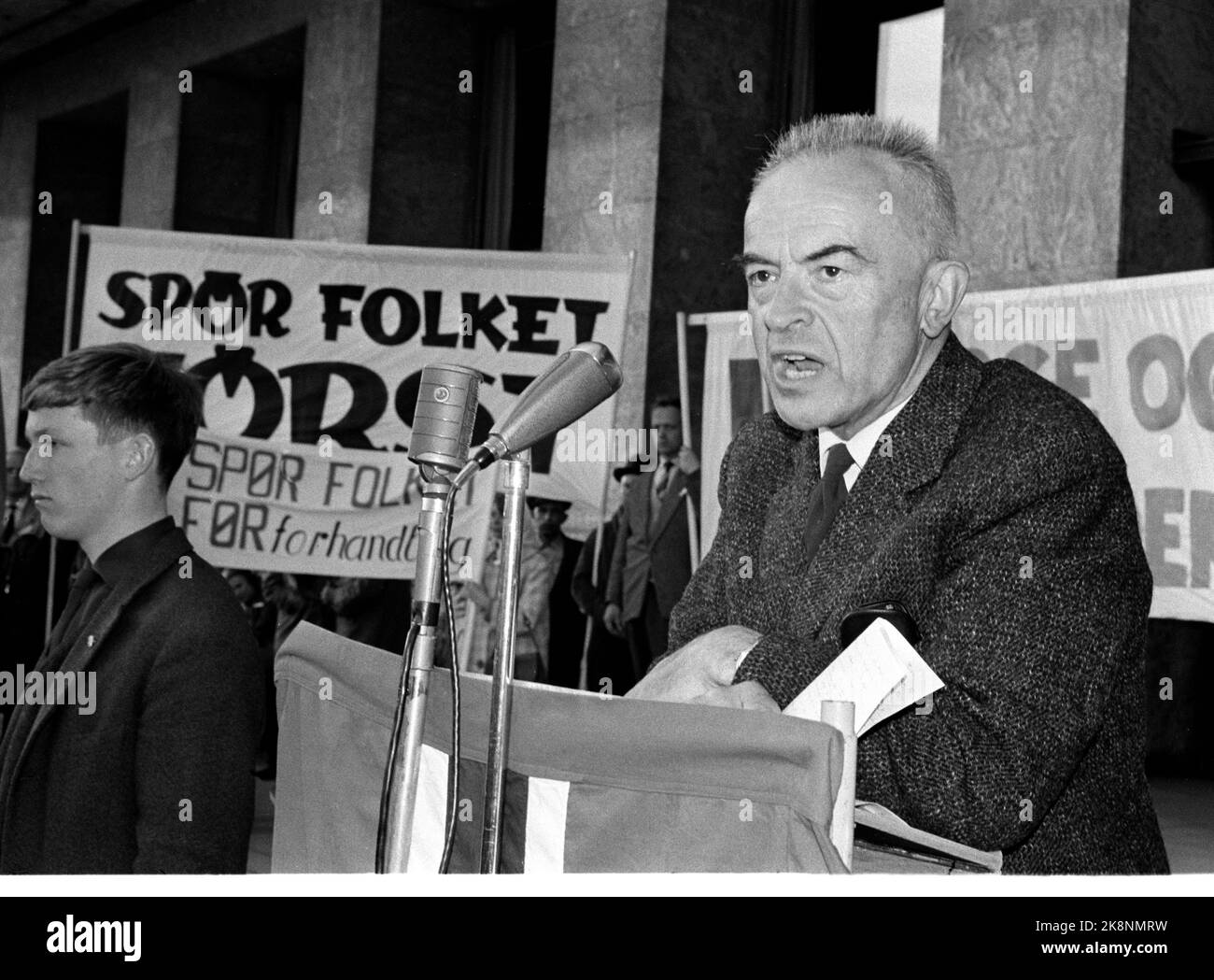 Oslo 19620426 Health Director Karl Evang during the demonstration ...