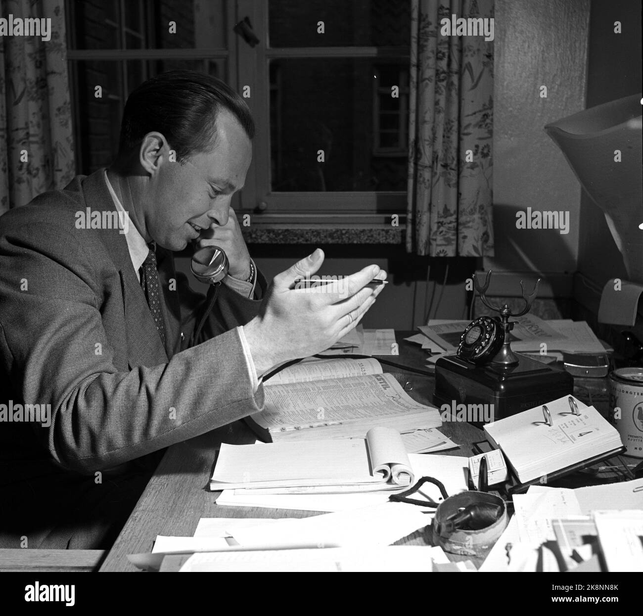 Newspaper picture desk hi-res stock photography and images - Alamy