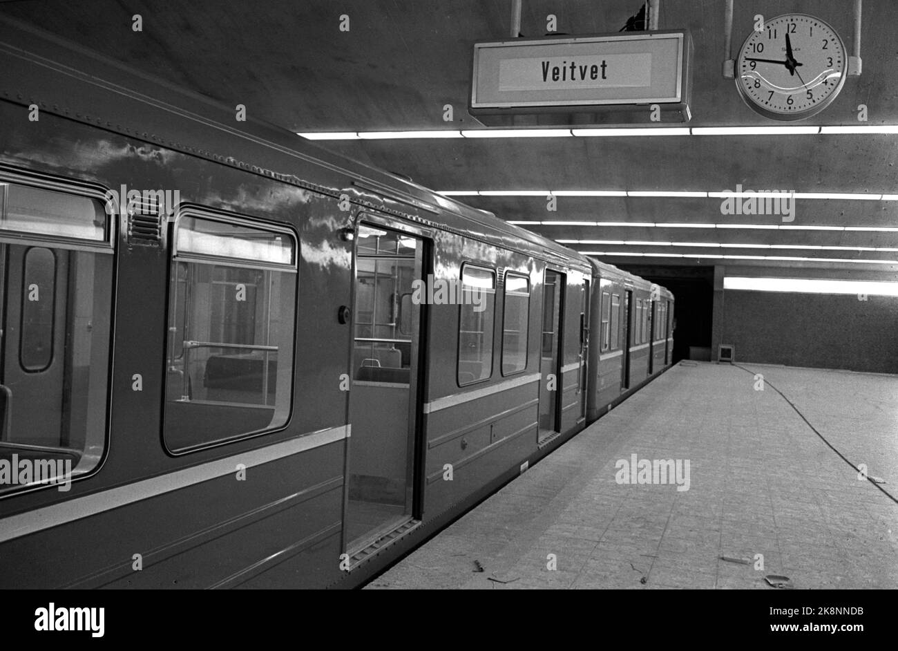 Ntb ntb subway stations interior hi-res stock photography and images ...
