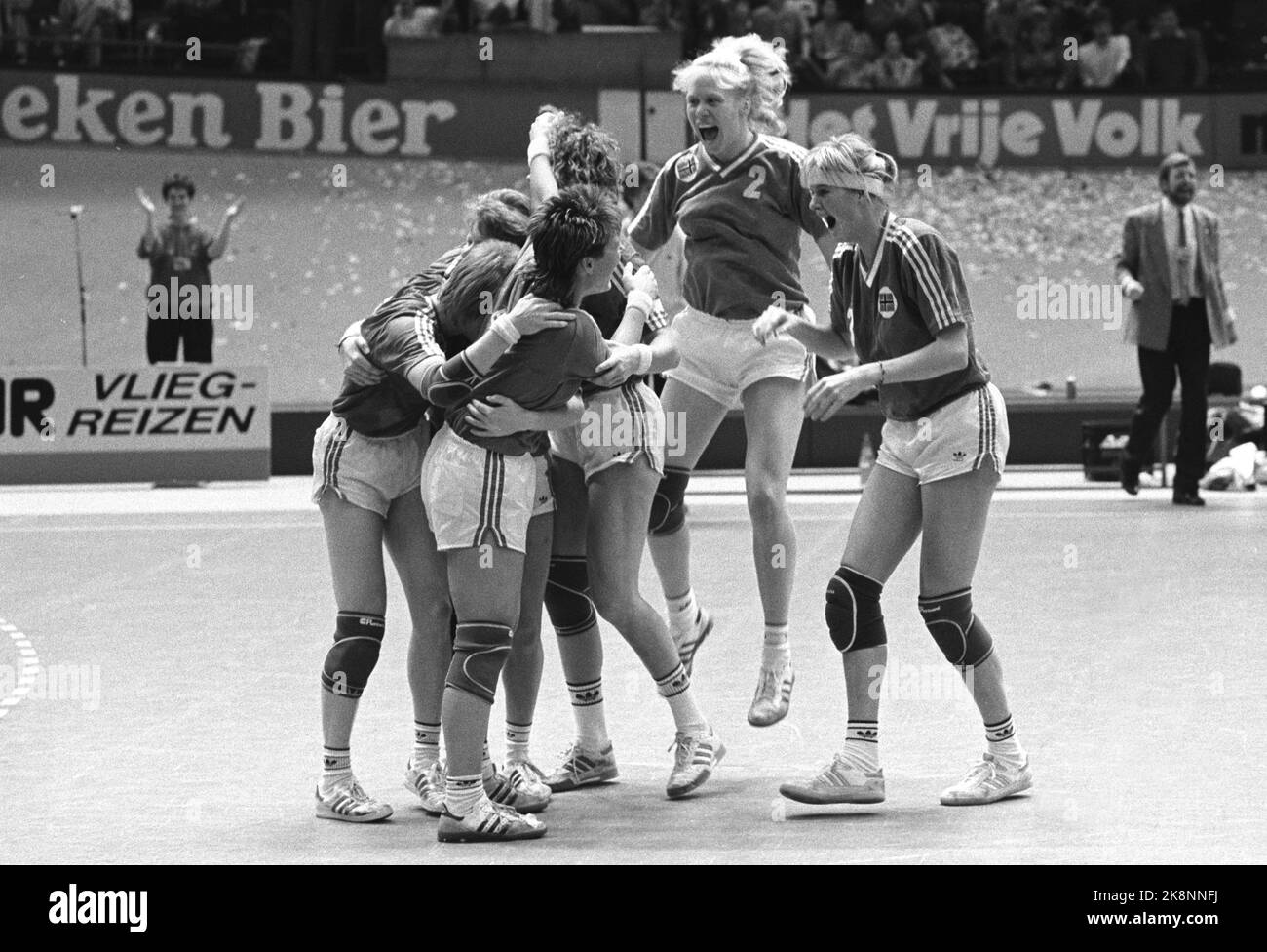 The Netherlands 19861214: The handball girls cheer for the victory in ...