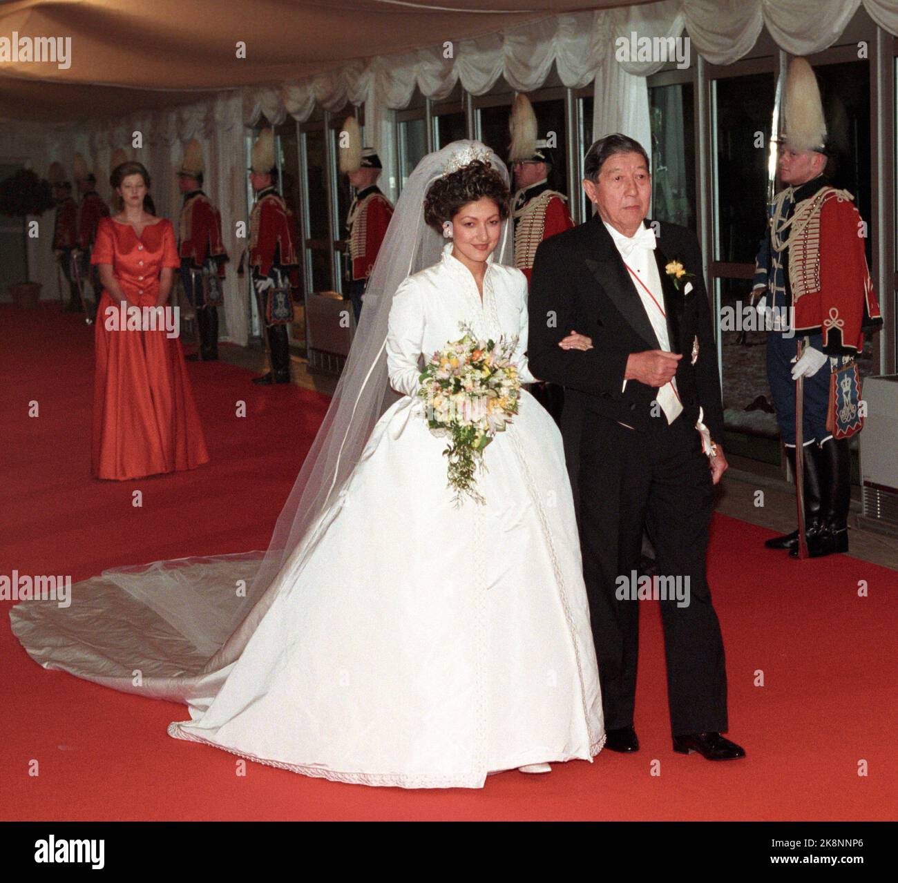 On her way to the banquet hall with her father hi-res stock photography ...