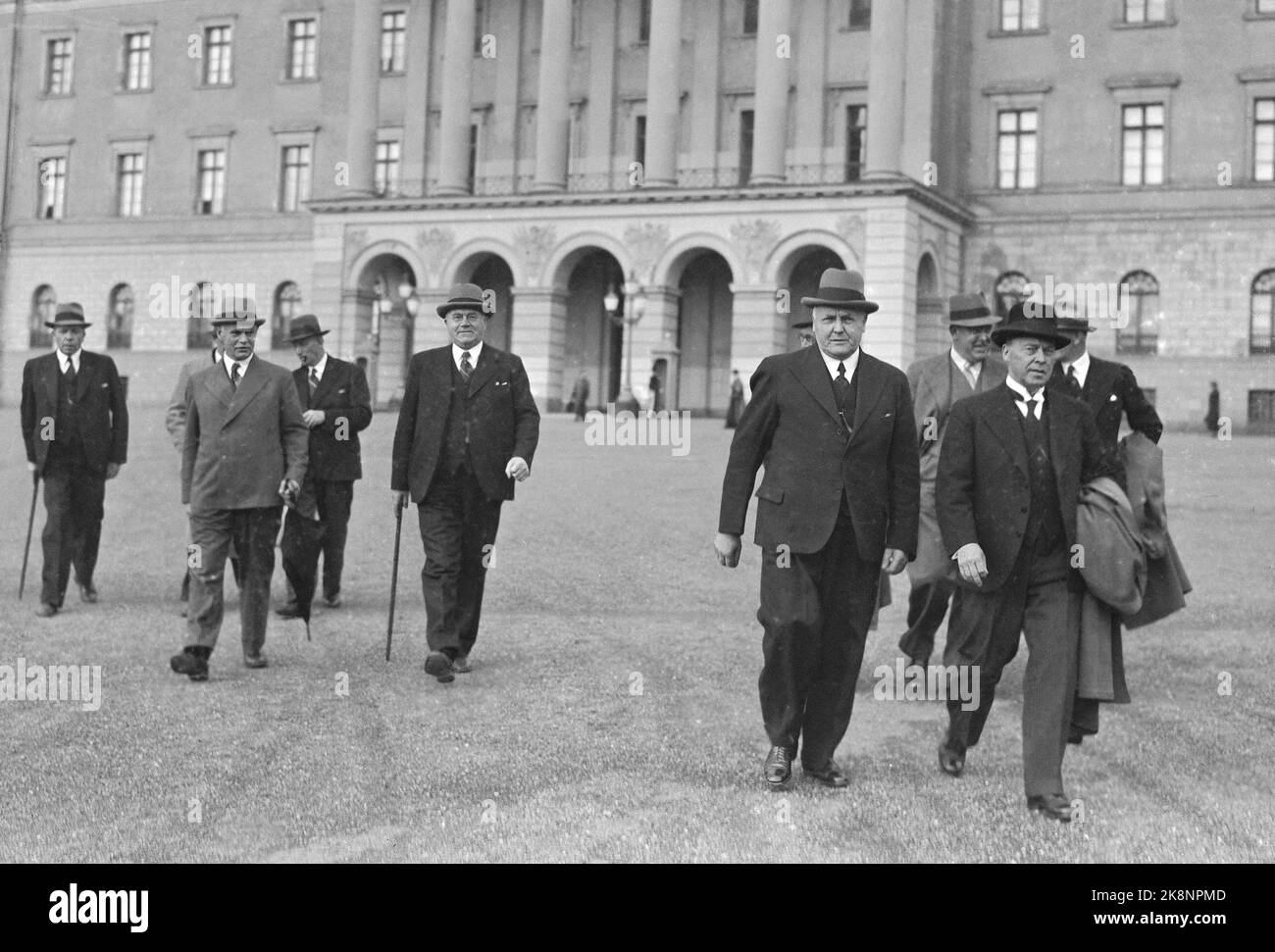 Oslo 10300630 The government Nygaardsvold leaves the castle square on ...