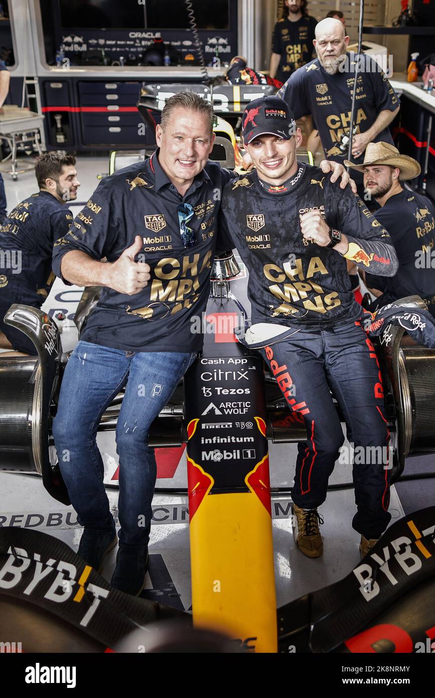 VERSTAPPEN Max (ned), Red Bull Racing RB18, portrait and his father Jos Verstappen during the ...