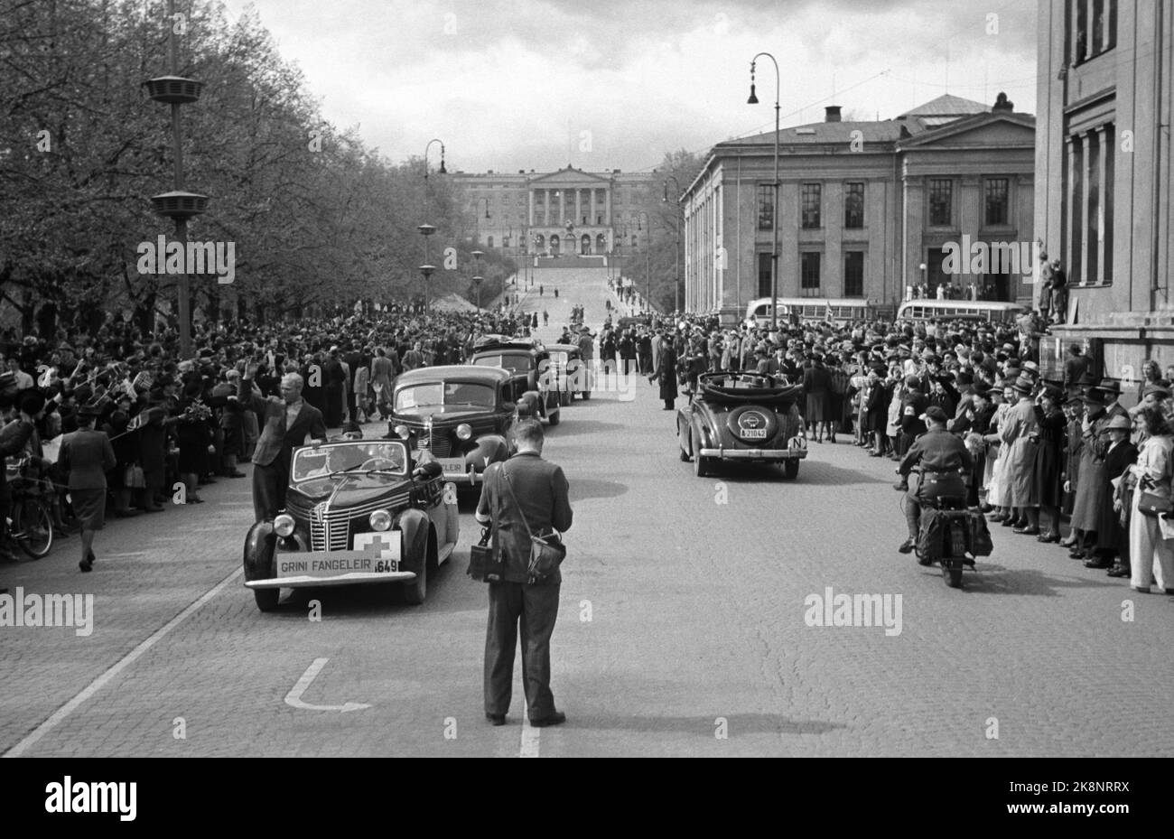 Ntb ntb happiness catches cars crowd hi-res stock photography and ...
