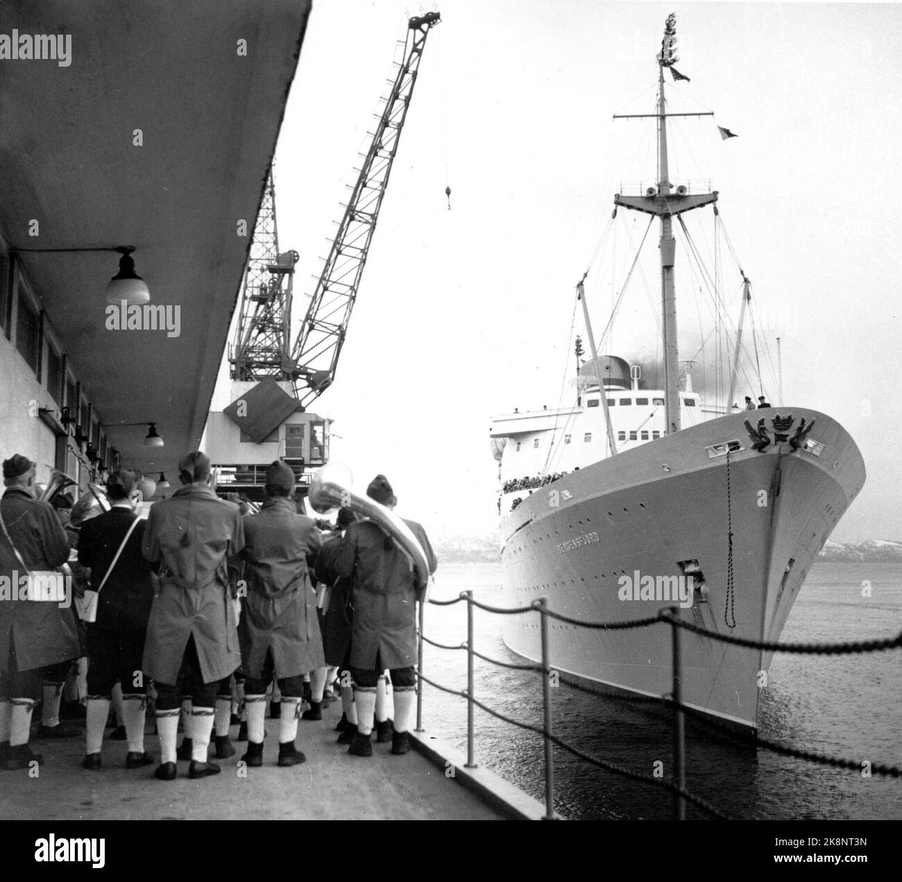 Ntb archive spectators christmas passenger vessel harbors hi-res stock ...