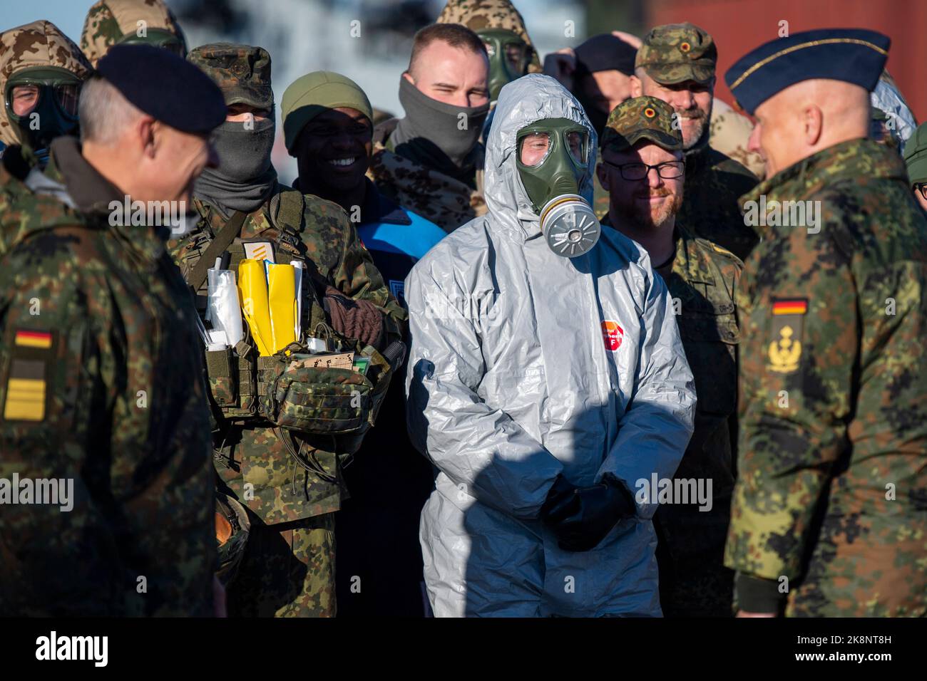 Tallin, Estonia. 24th Oct, 2022. Vice Admiral Jan Christian Kaack (l ...