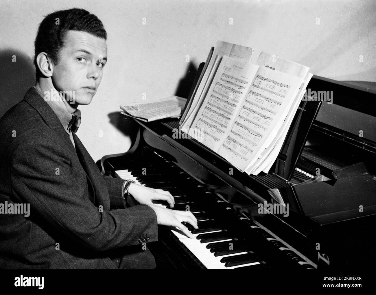 Oslo.1950. Actor Toralv Maurstad plays piano after notes. Serious Stock ...