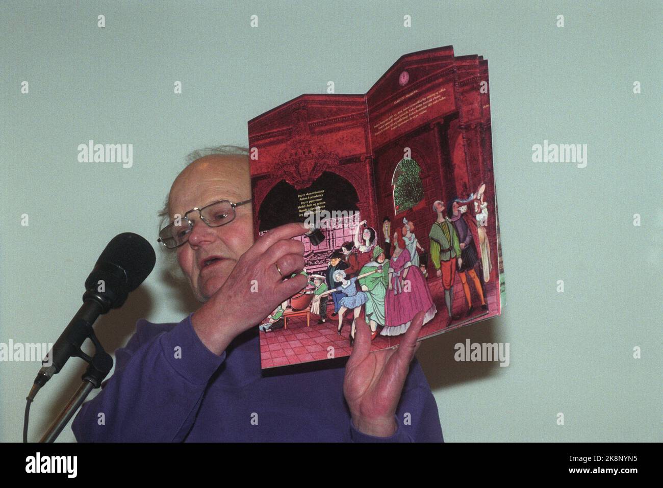 Oslo 19911128 New book with children's verse. The author Harald ...