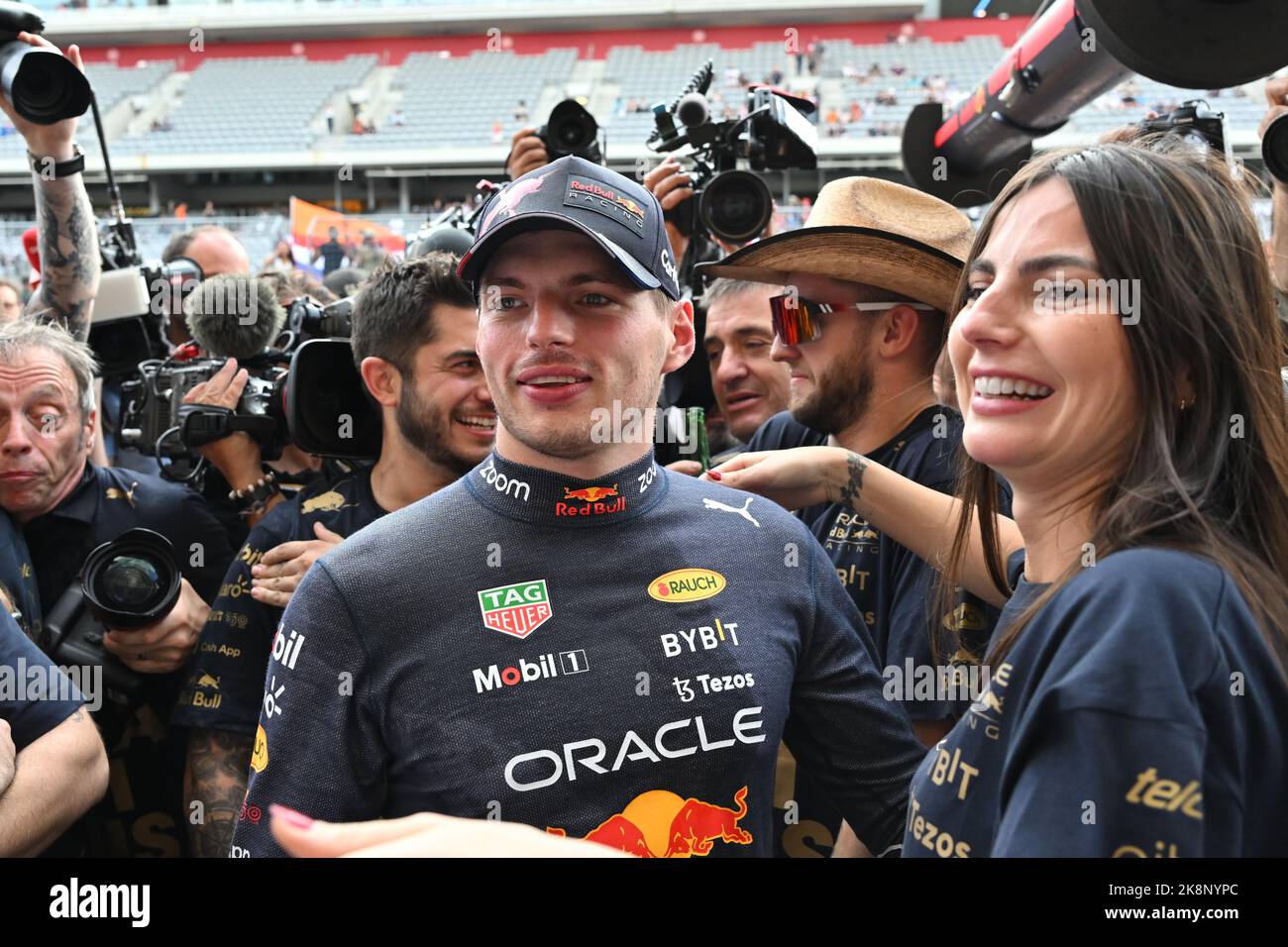 VERSTAPPEN Max (ned), Red Bull Racing RB18, portrait and his girlfriend ...